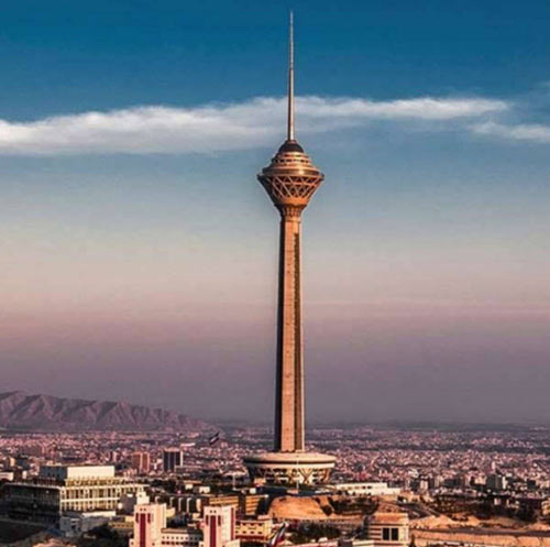 برج میلاد در میان هوای برفی تهران ناپدید شد