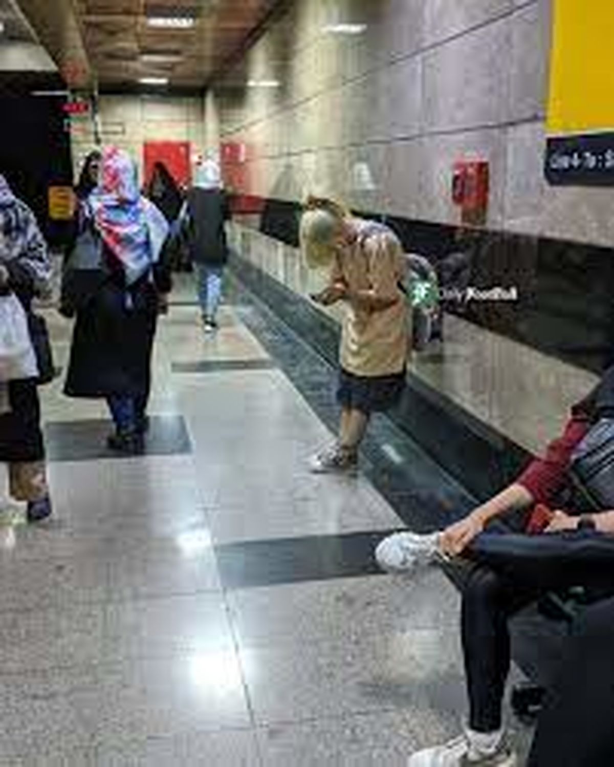 ضبط تصاویرِ دختران بدون حجاب با دوربین مخفی